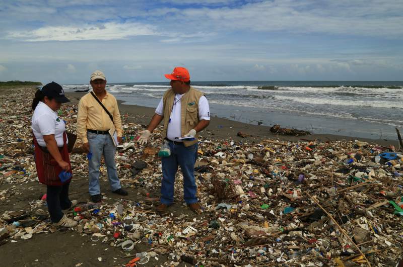 PLAYAS DE OMOA INUNDADAS DE BASURA GUATEMALTECA. - Central News HN